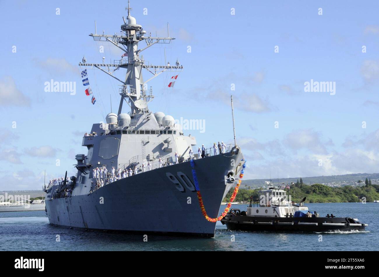 man the rails, USS Chafee (DDG 90 Stock Photo - Alamy