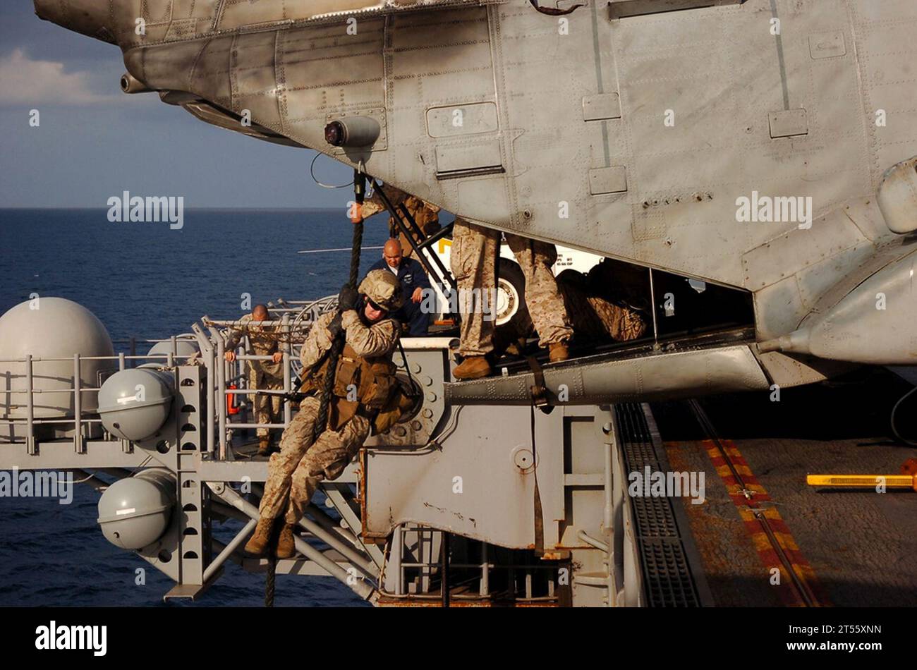 Marines, rifle training, USS Bonhomme Richard (LHD 6 Stock Photo - Alamy