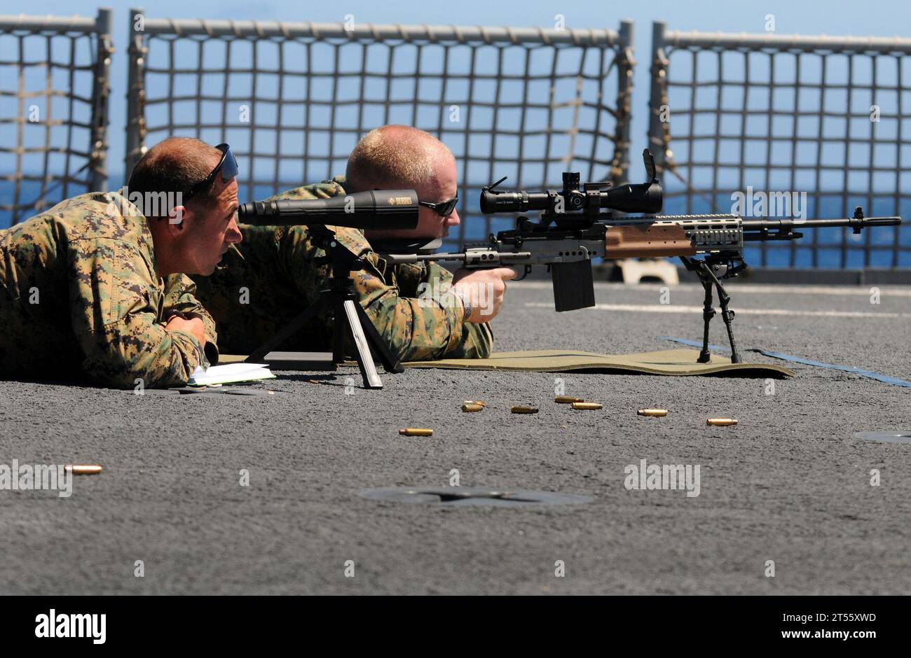 Marines, training, USS Pearl Harbor (LSD 52), weapons Stock Photo - Alamy