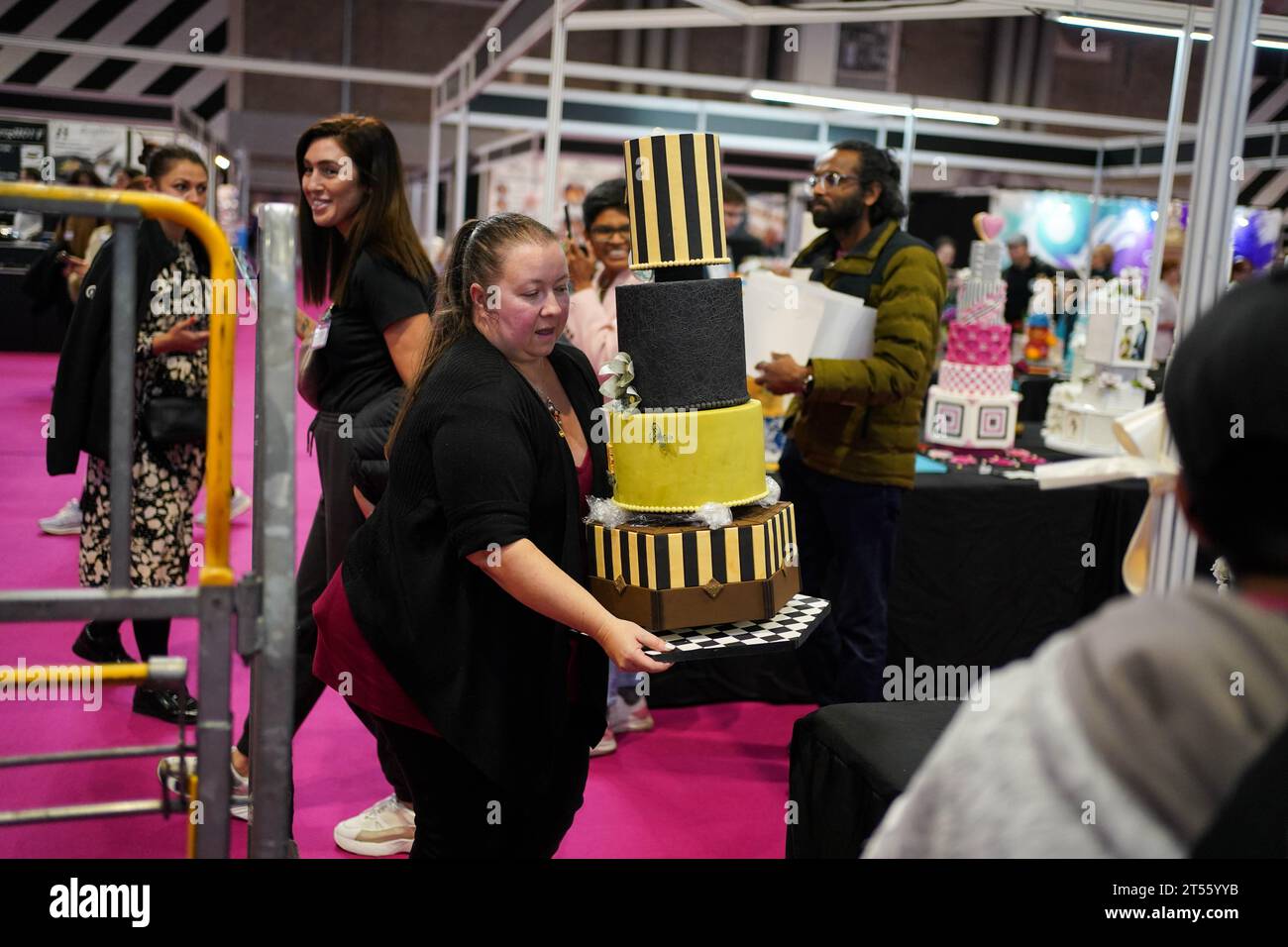Exhibitors deliver their entries for competition during Cake ...