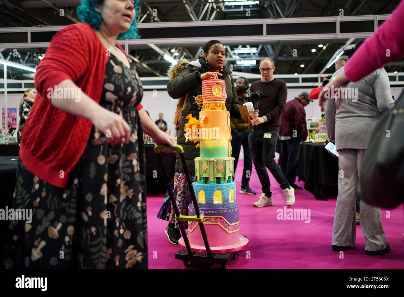 Exhibitors deliver their entries for competition during Cake ...