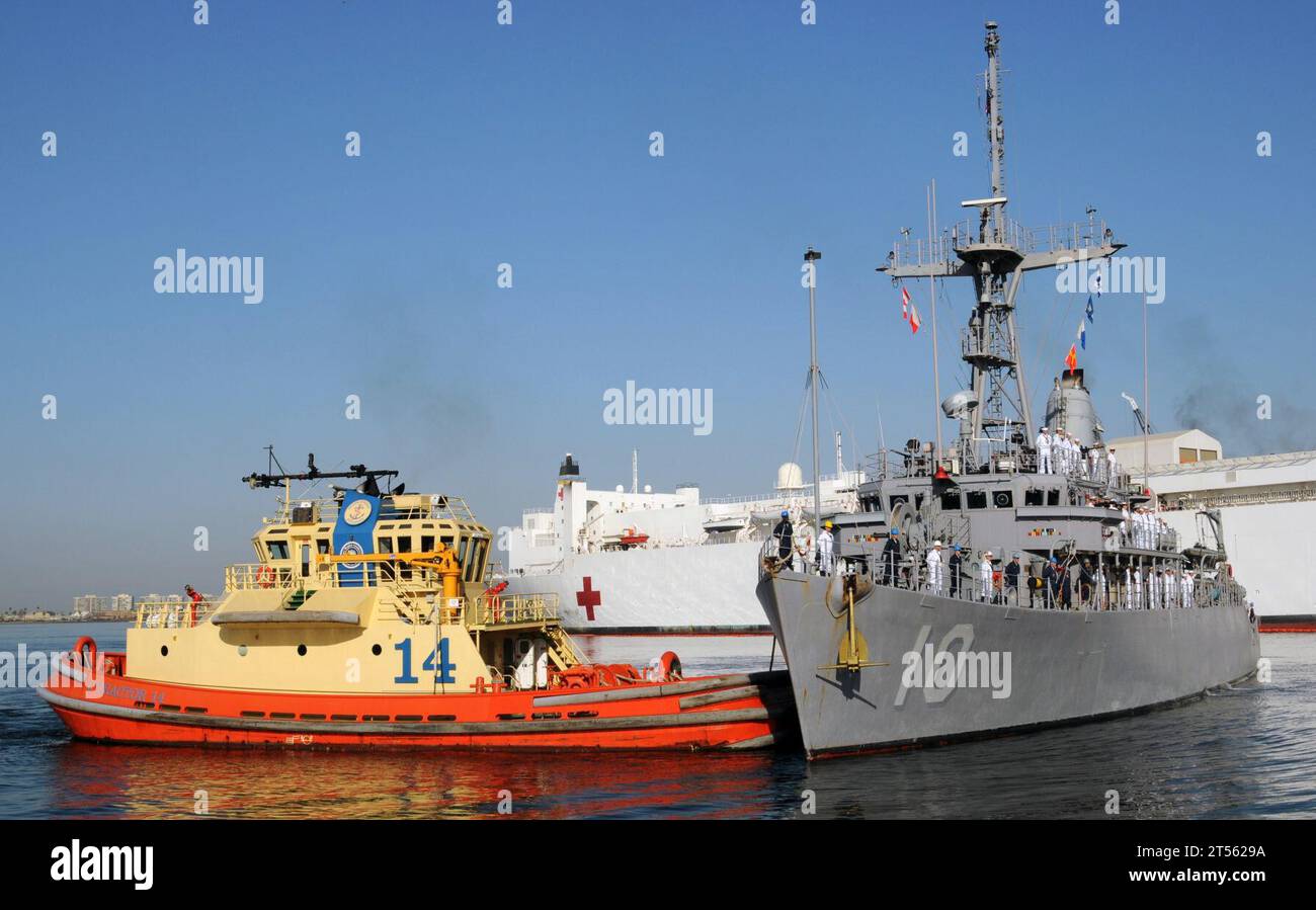 Mine countermeasure ship USS Warrior (MCM 10), tugboats Stock Photo - Alamy