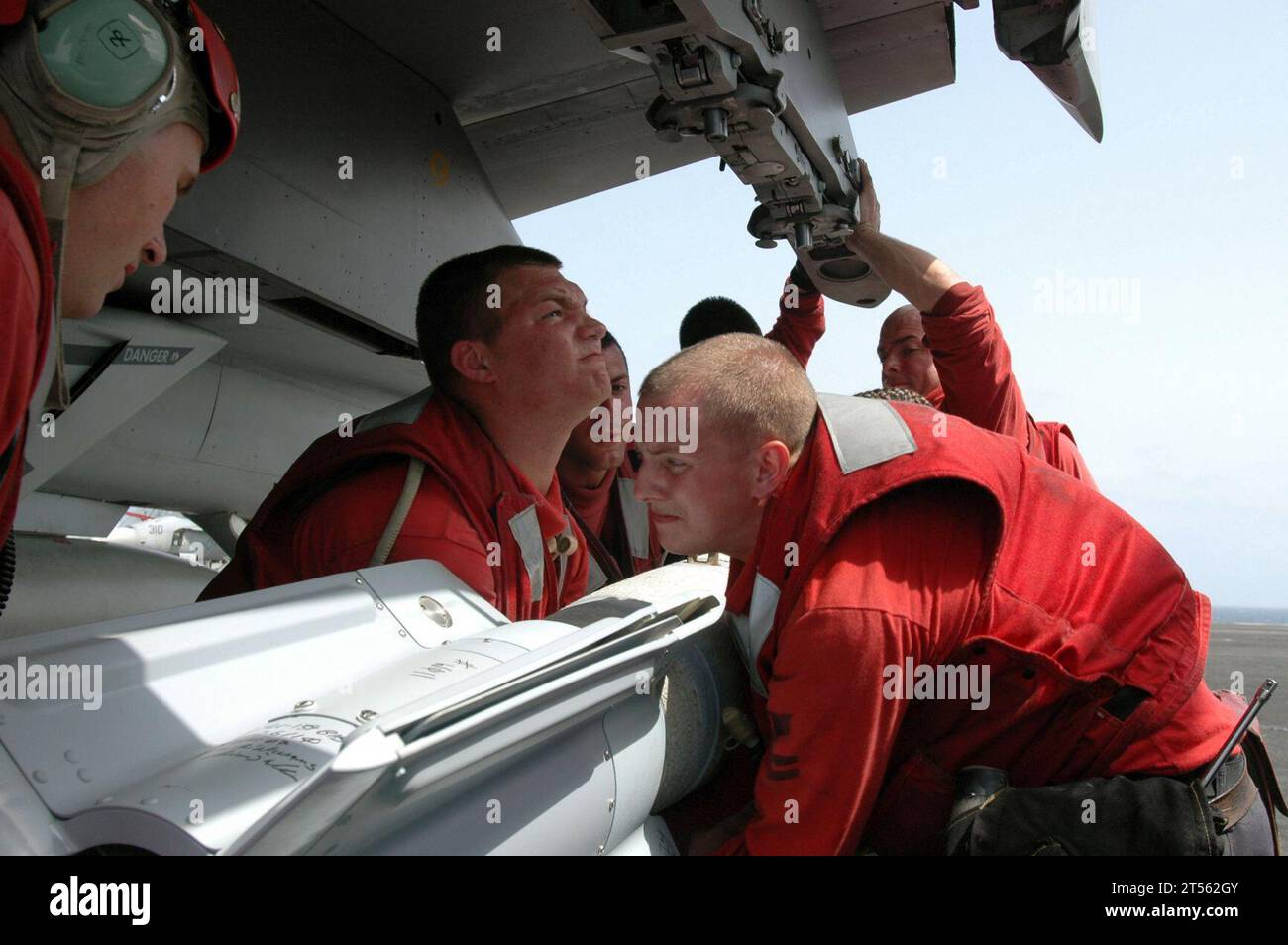 MK-82/BLU 111, USS Nimitz (CVN 68), weapons Stock Photo - Alamy
