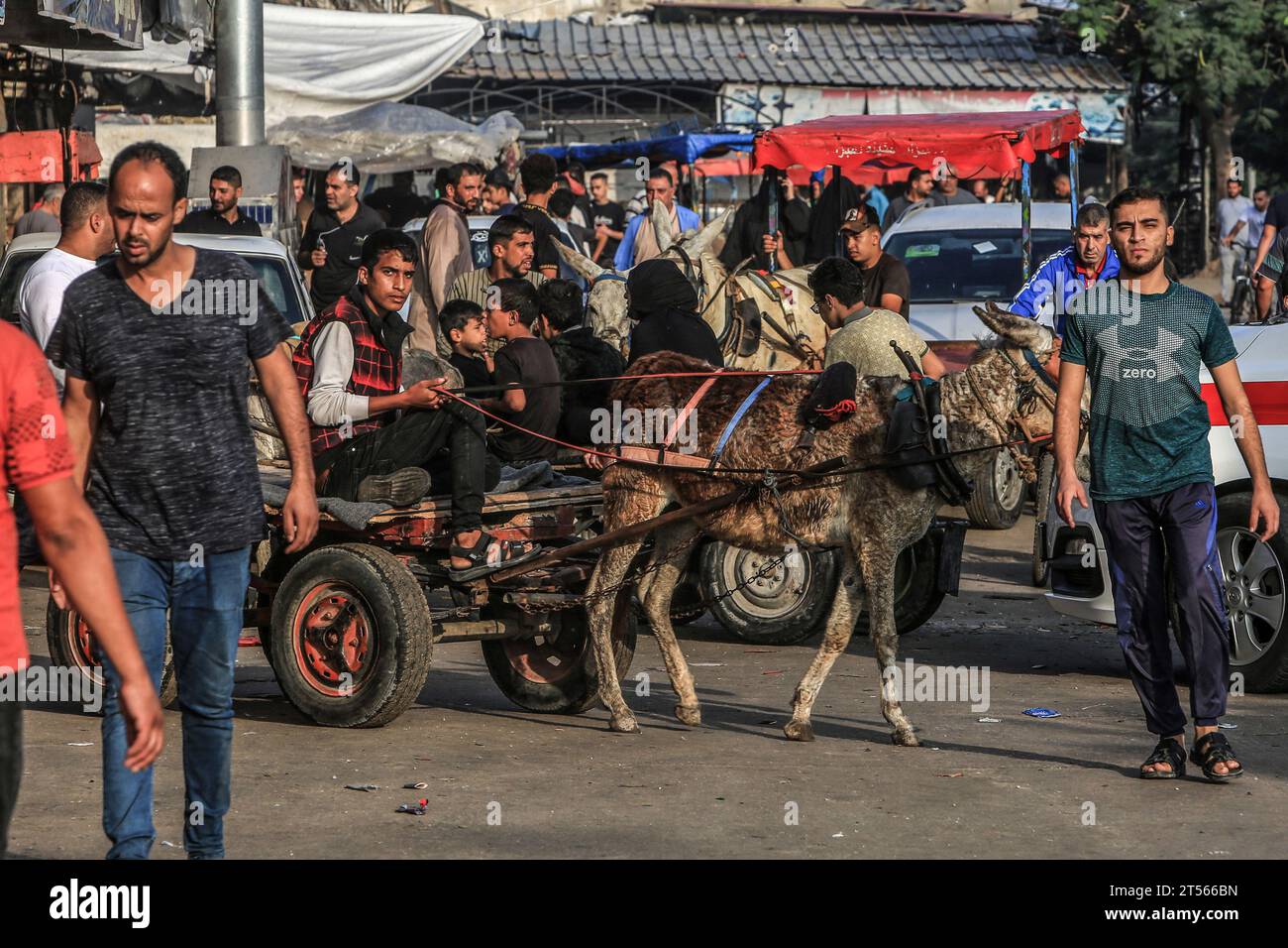 Rafah, Palestinian Territories. 03rd Nov, 2023. Palestinians use ...
