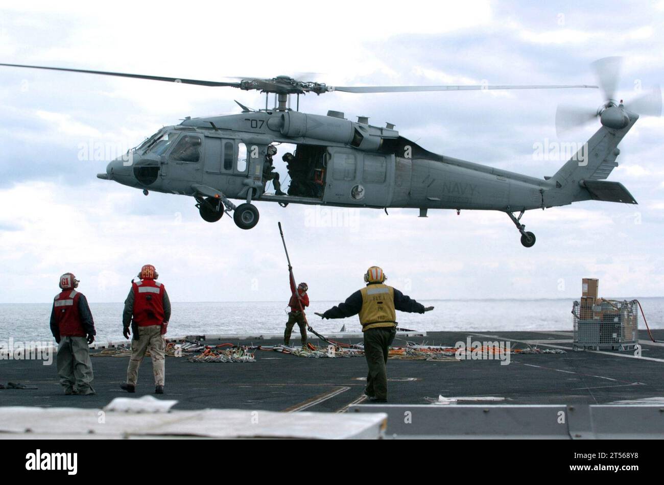 nuclear-powered aircraft carrier USS Nimitz (CVN 68), Pacific Ocean ...