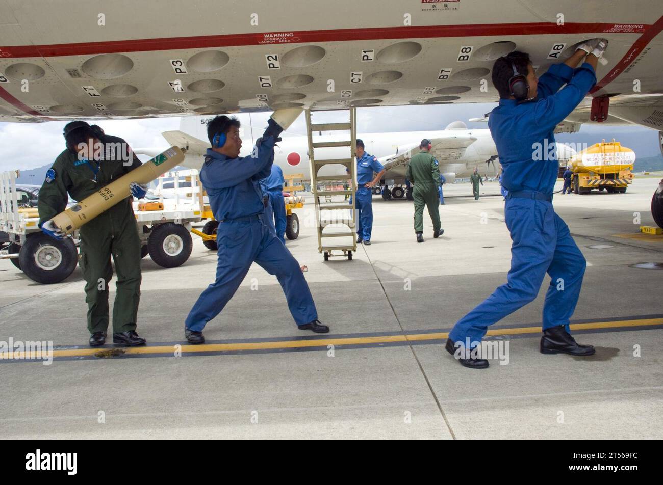 P-3 Orion, people, RIMPAC 2008, Sonobuoys Stock Photo - Alamy