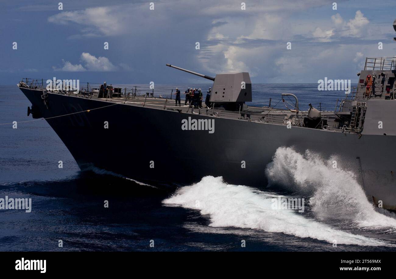 Pacific Ocean, refueling at sea, USS Carl Vinson (CVN 70), USS Gridley (DDG 101 Stock Photo - Alamy