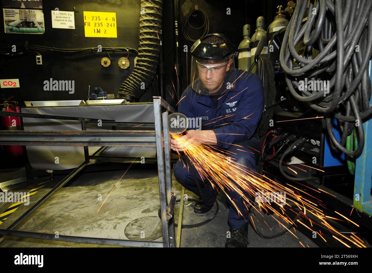 Pacific Ocean, Sailor, U.S. navy , USS Carl Vinson (CVN 70), weld shop, welding Stock Photo - Alamy