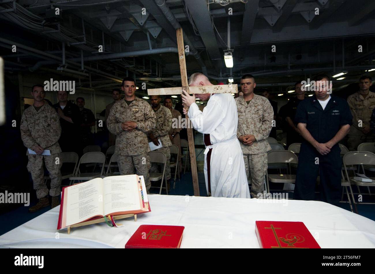 Religion, Roman Catholic Mass, Sailors, U.S. Navy Stock Photo - Alamy