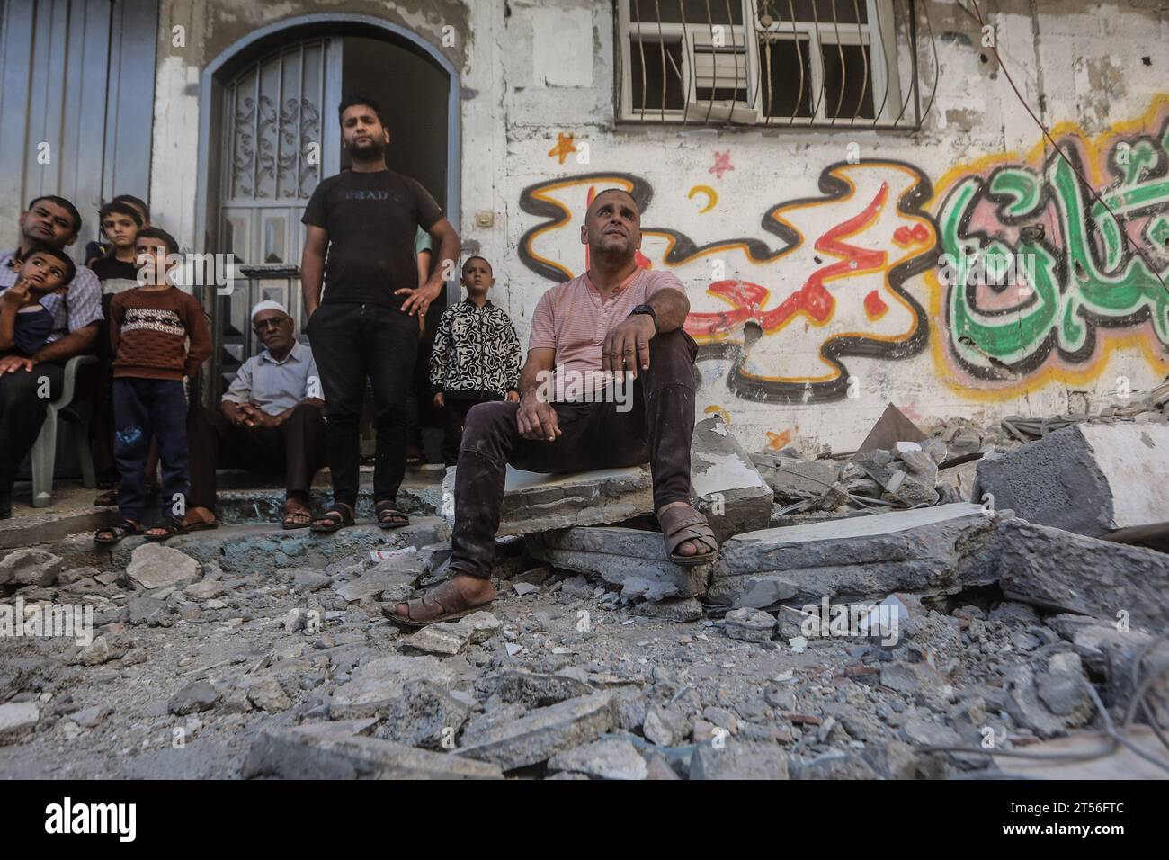Khan Yunis, Palestinian Territories. 03rd Nov, 2023. Palestinian sit in ...