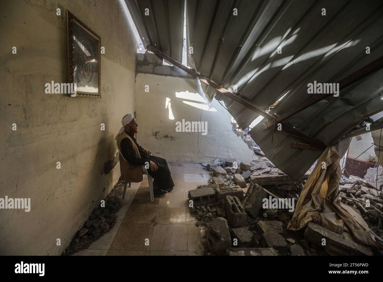 Khan Yunis, Palestinian Territories. 03rd Nov, 2023. A Palestinian man ...