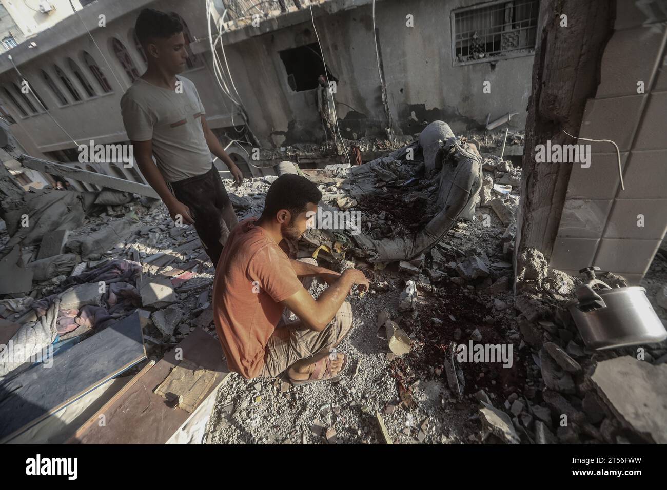 Khan Yunis, Palestinian Territories. 03rd Nov, 2023. Palestinians ...