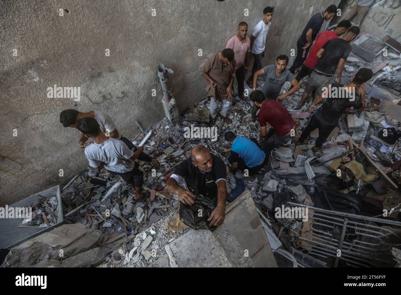 Khan Yunis, Palestinian Territories. 03rd Nov, 2023. Palestinians ...