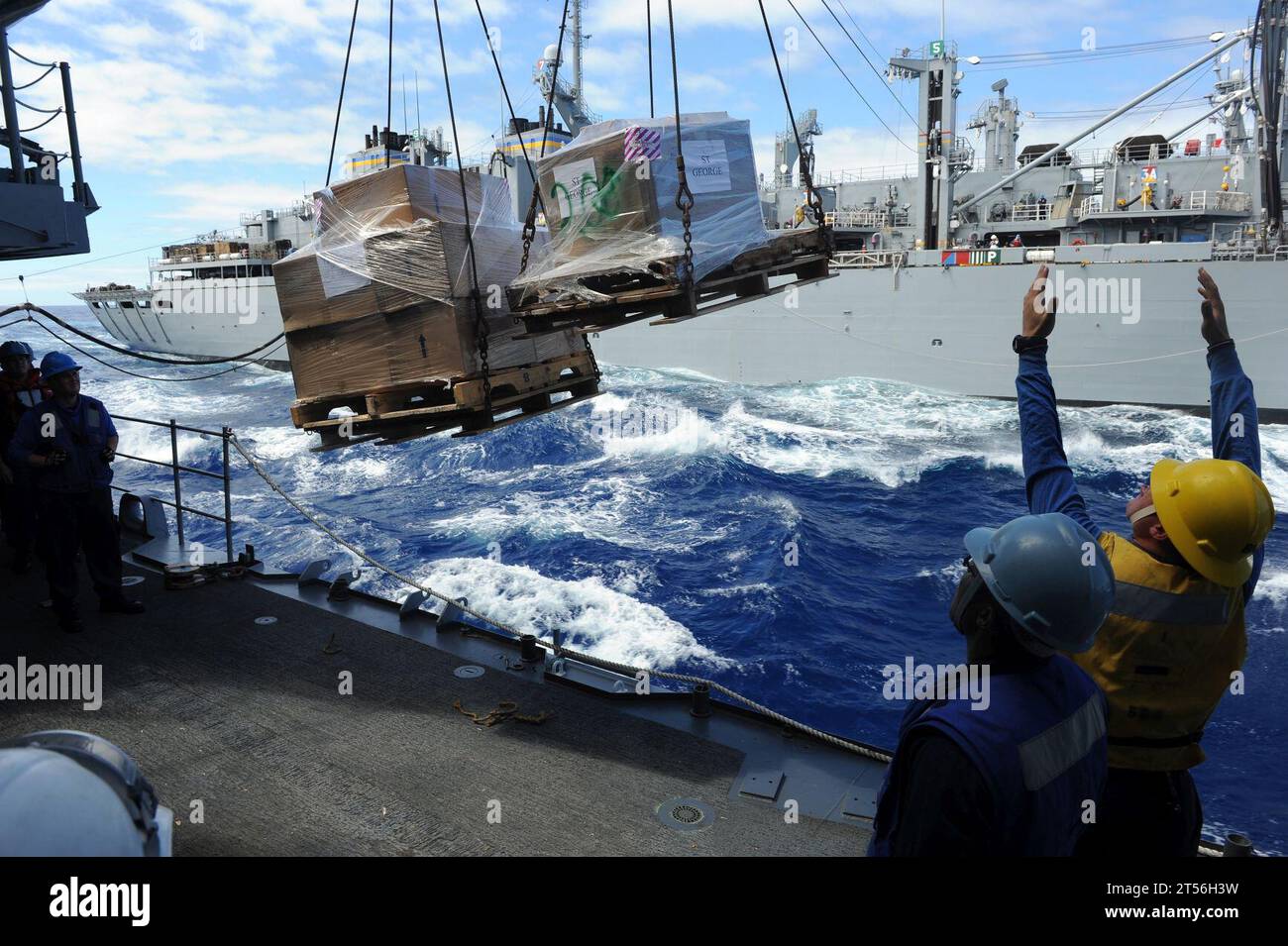 Usns rainier t aoe 7 hi-res stock photography and images - Alamy