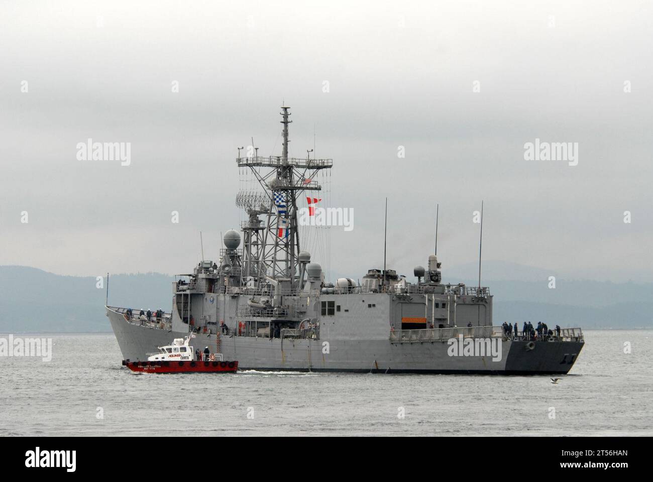 Sailors, tugboats, U.S. Navy, USS Thach (FFG 43 Stock Photo - Alamy
