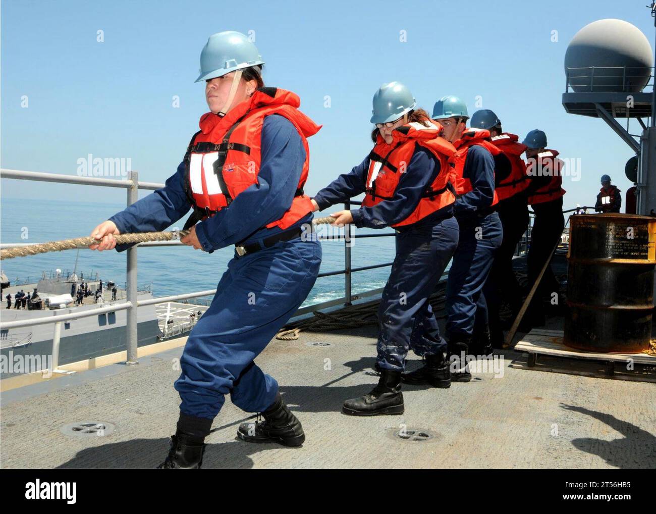 Sailors, U.S. Navy, UNREP, USS Iwo Jima (LHD 7 Stock Photo - Alamy
