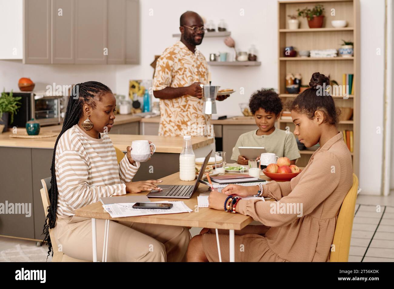 English family eating at home hi-res stock photography and images - Alamy
