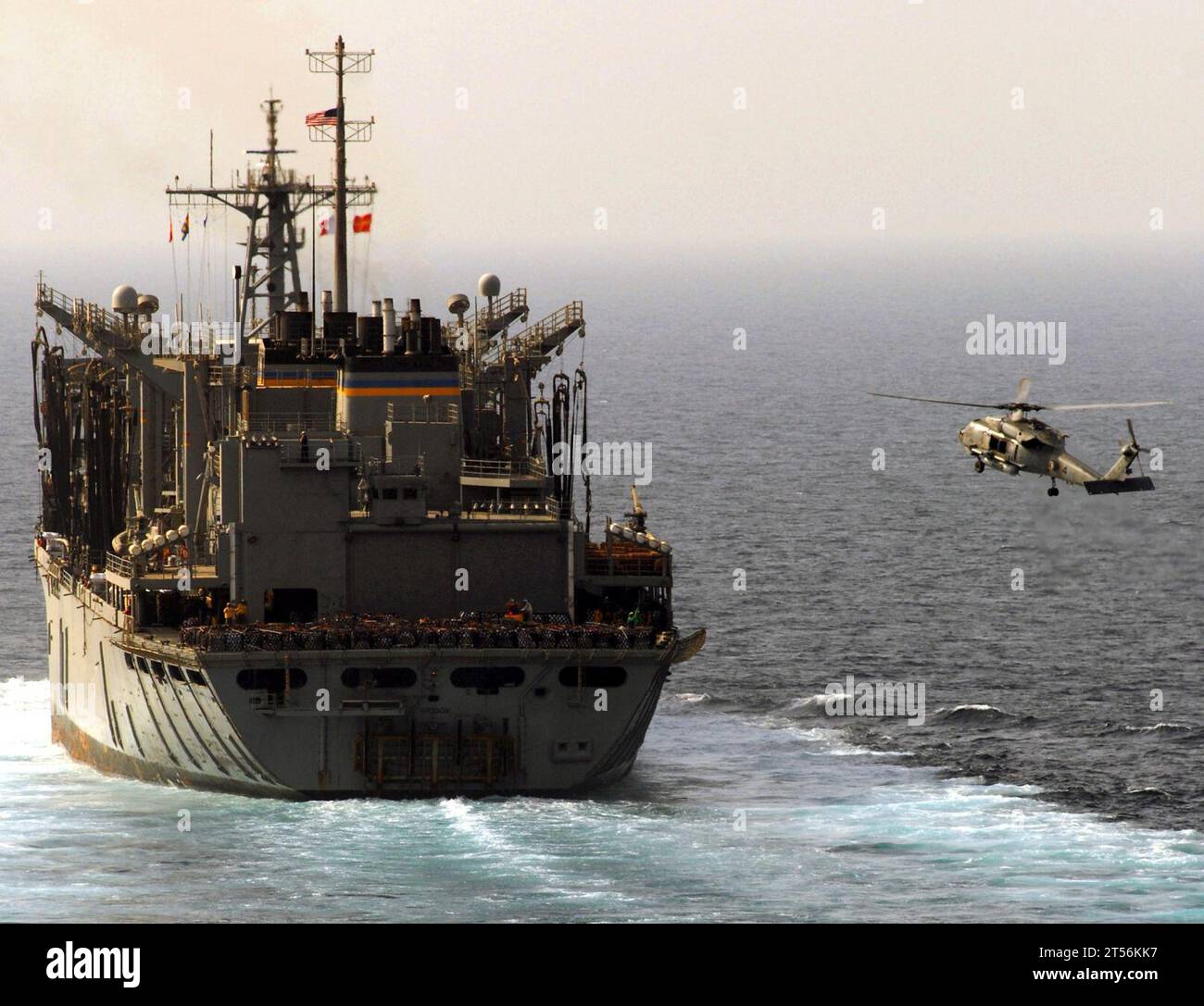 supply ship, USNS Bridge (T-AOE 10), vertrep Stock Photo - Alamy