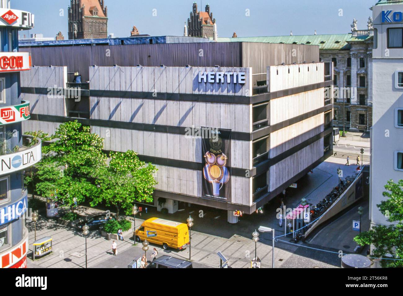 Kaufhaus Hertie am Hauptbahnhof, München, Mai 1999 Deutschland, München ...