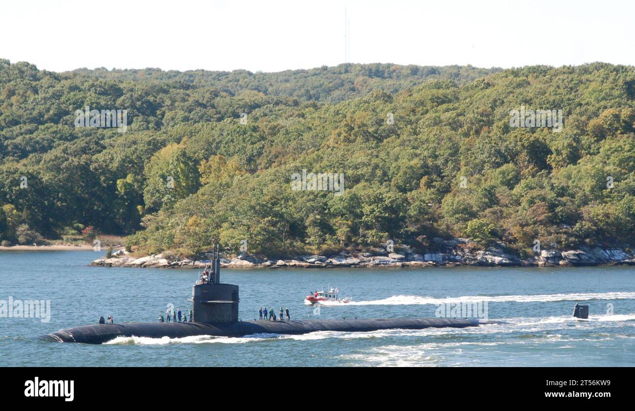 Thames River, U.S. Navy, underway, USS Providence (SSN 719 Stock Photo ...