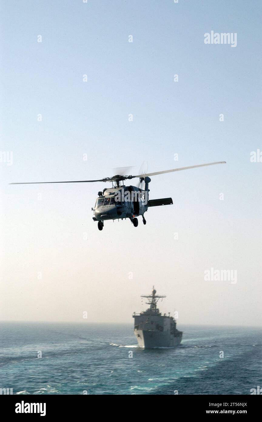 amphibious assault ship USS Kearsarge (LHD 3), flight deck, Helicopter ...