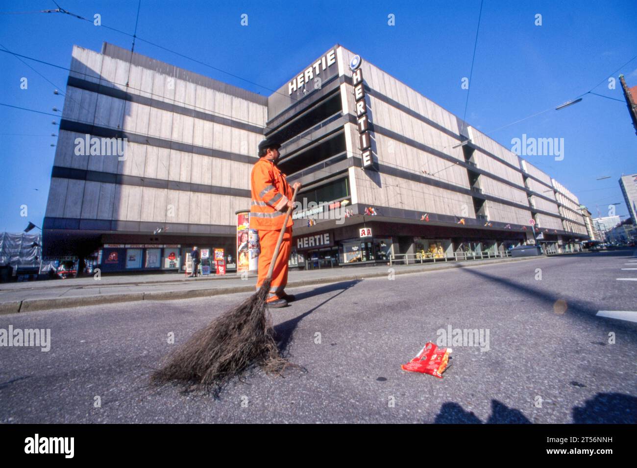 Kaufhaus Hertie am Hauptbahnhof, München, Mai 1999 Deutschland, München ...
