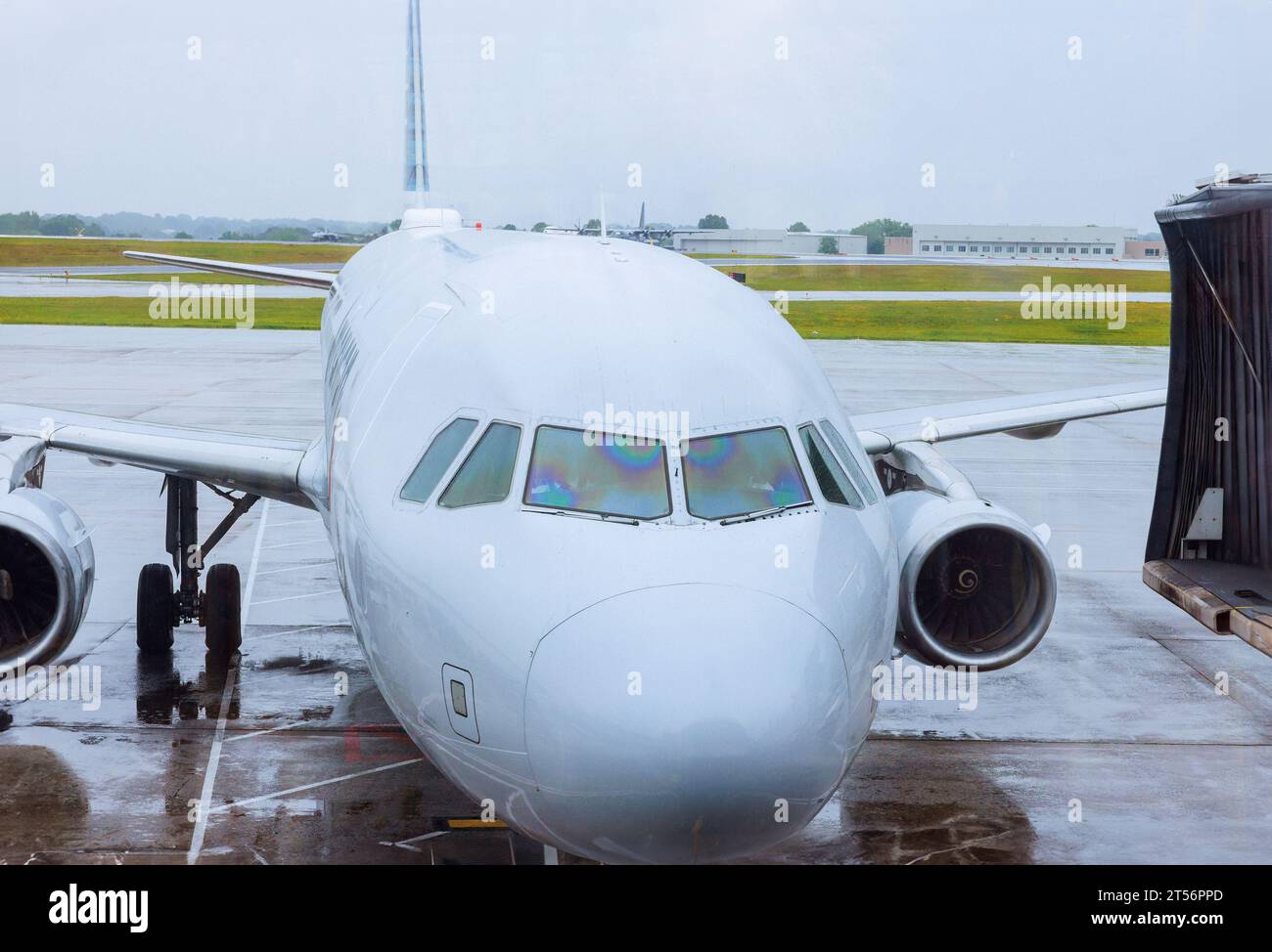 Serviced plane hi-res stock photography and images - Alamy