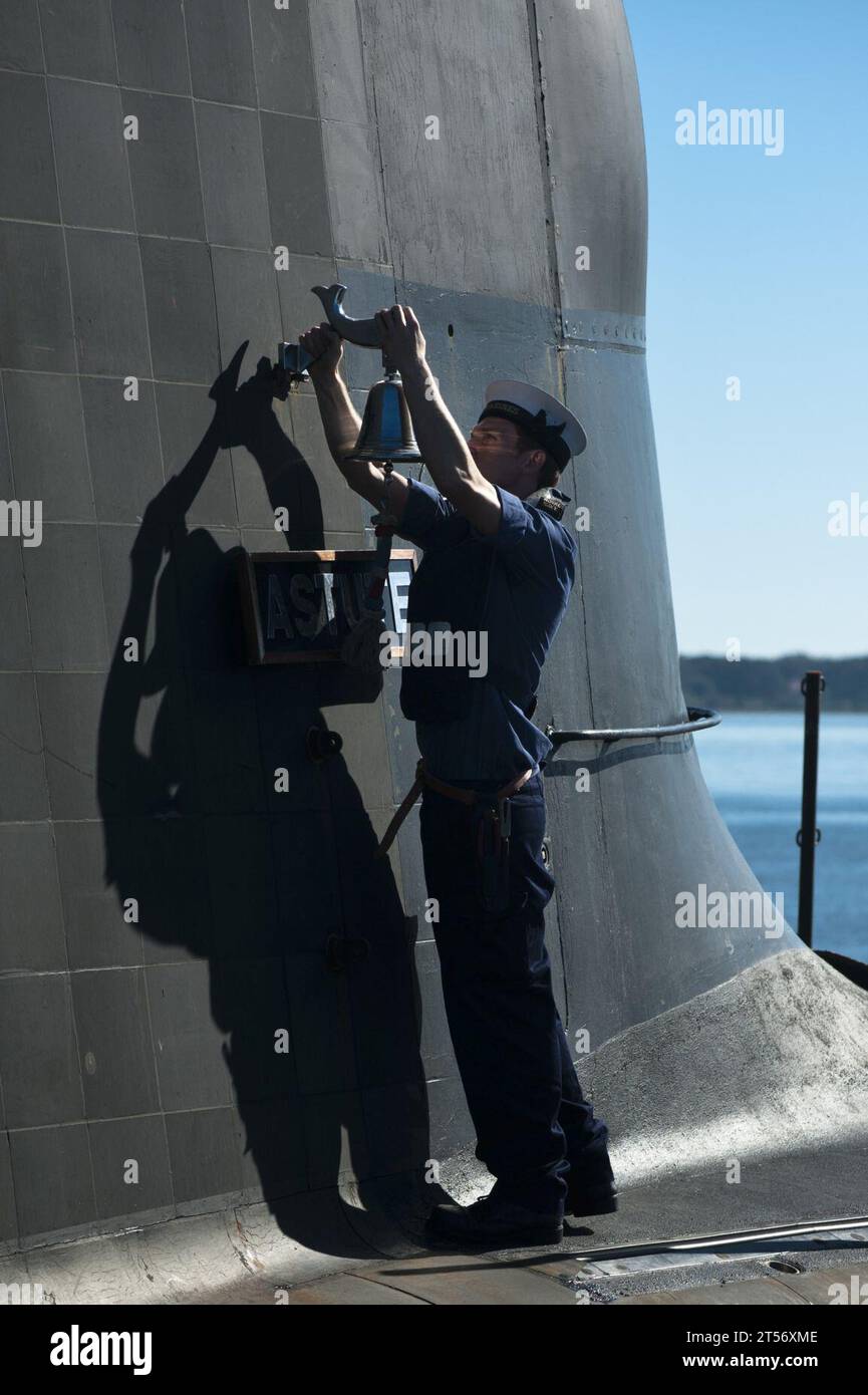 US Navy A British sailor from the Royal Navy attack submarine HMS ...