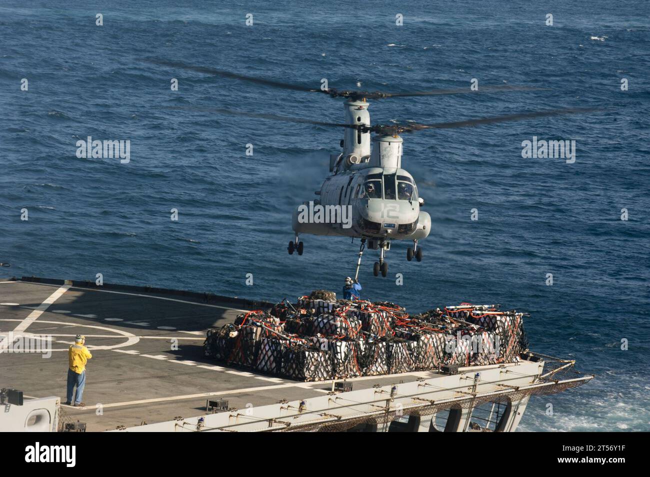 US Navy A helicopter transfers cargo between ships.jpg Stock Photo - Alamy