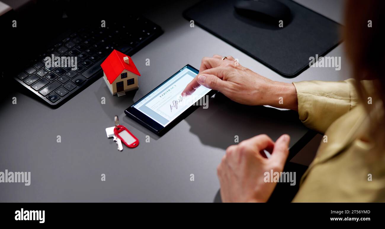 Signing a contract top view hi-res stock photography and images - Alamy