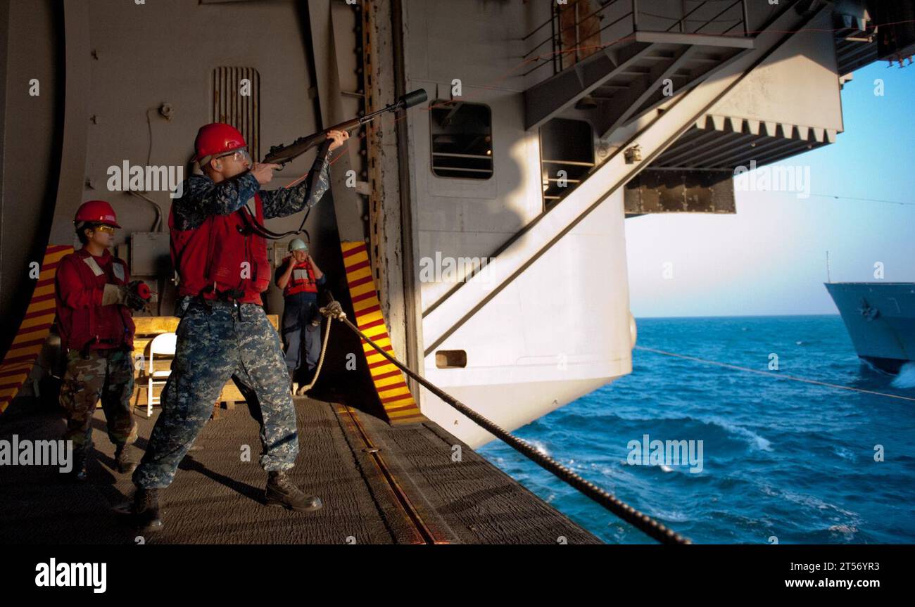 US Navy A Sailor ires a messenger line.jpg Stock Photo - Alamy