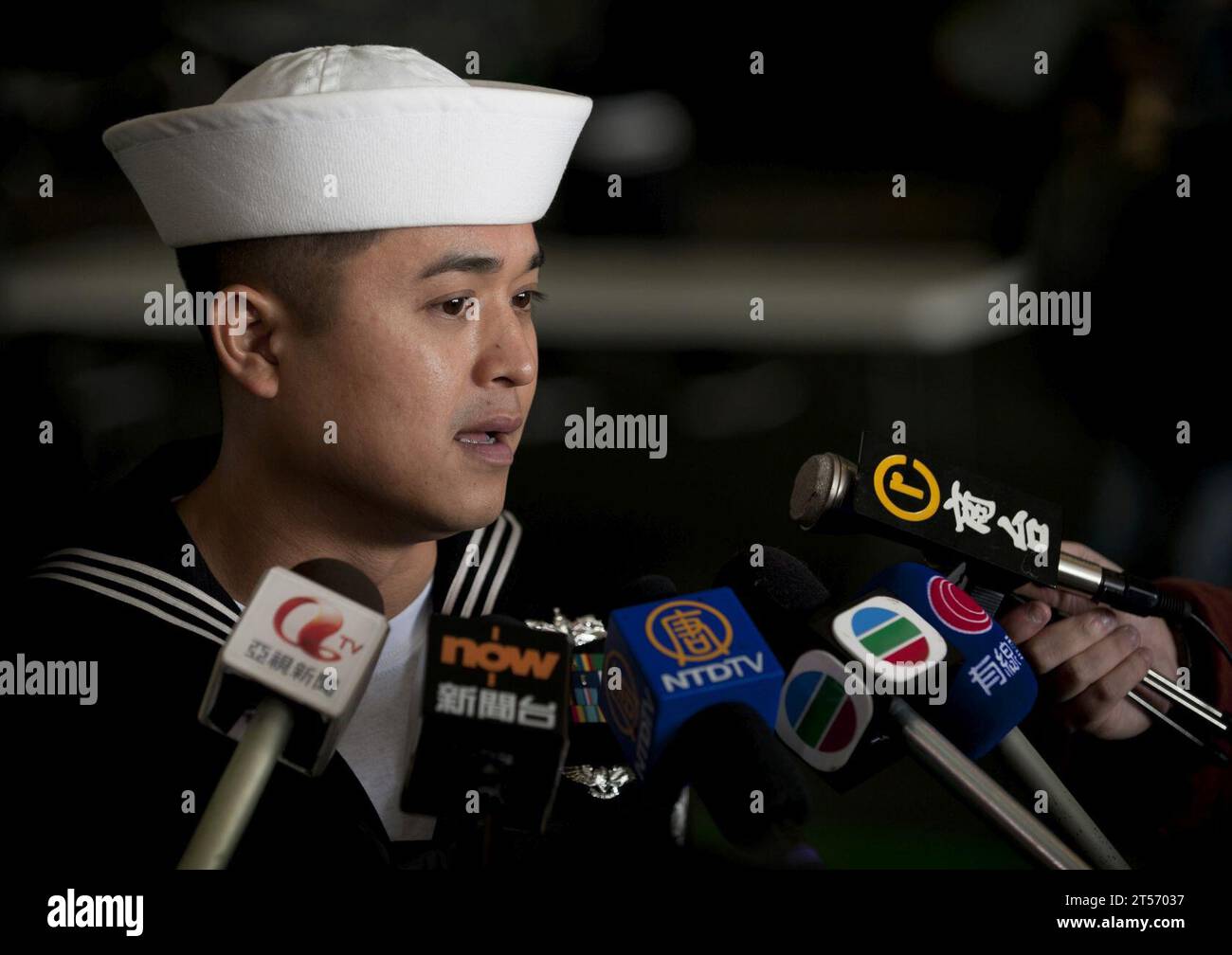 US Navy A Sailor speaks to members of the Hong Kong press.jpg Stock ...