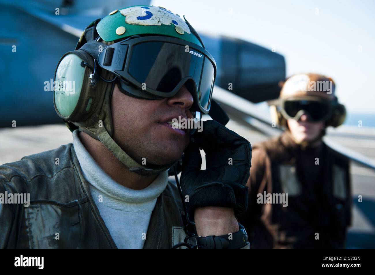 US Navy A Sailor talks to the pilot before a launch.jpg Stock Photo - Alamy
