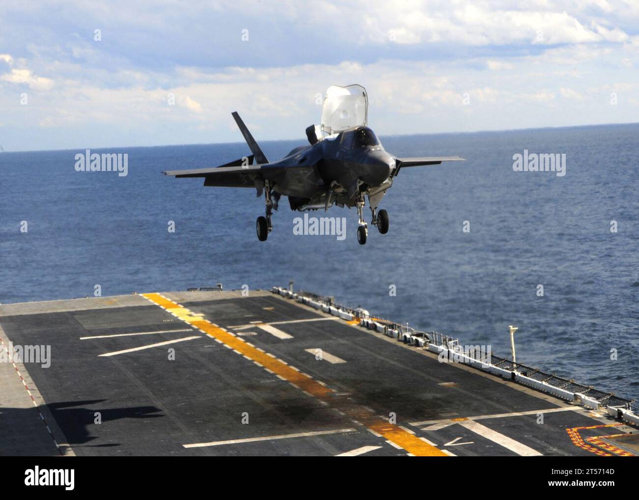 US Navy An F-35B Lightning II makes the first vertical landing on a ...