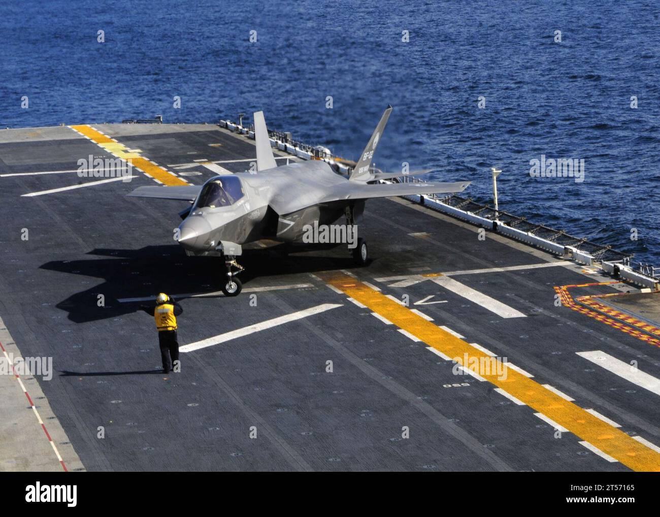 US Navy An F-35B Lightning II makes the first vertical landing on a ...
