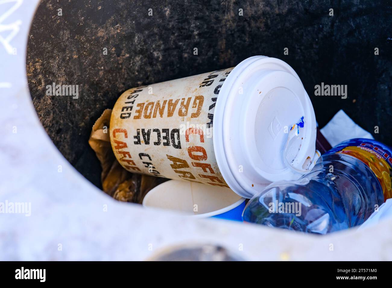 Düsseldorf 03.11.2023 Umweltschutz Pfandsystem Einwegsystem ...