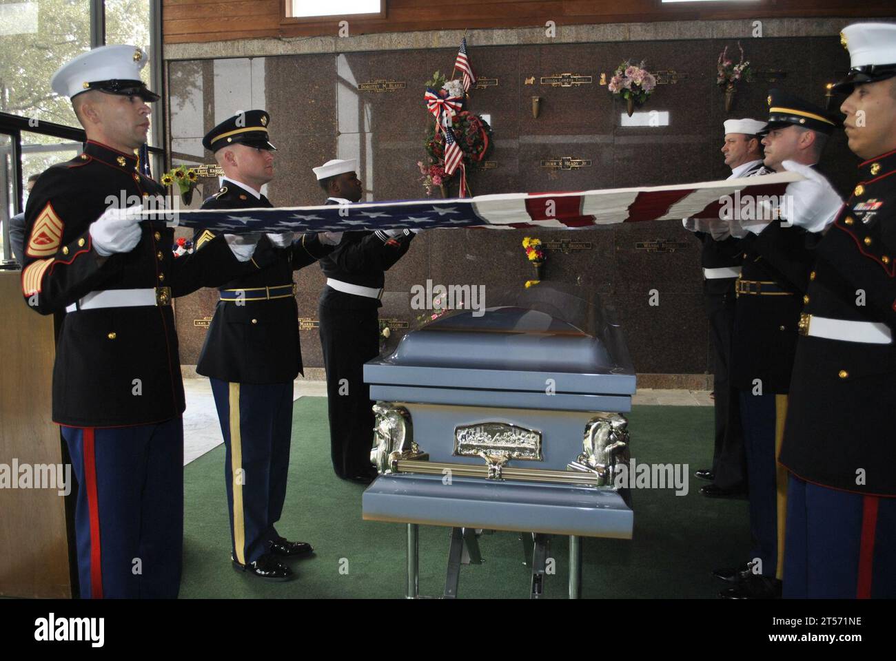 US Navy An honor detail from Navy Operational Support Center (NOSC ...