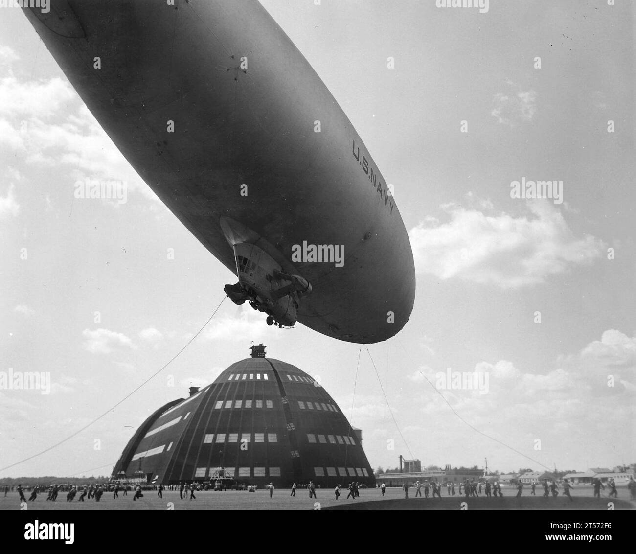Us navy blimp 1943 hi-res stock photography and images - Alamy