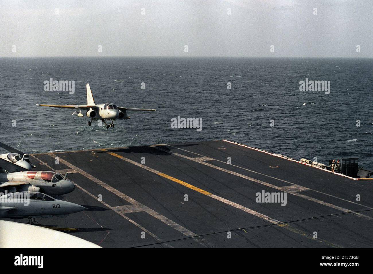 US Navy DN-SC-93-04867 S-3A Viking emergency landing USS Abraham ...