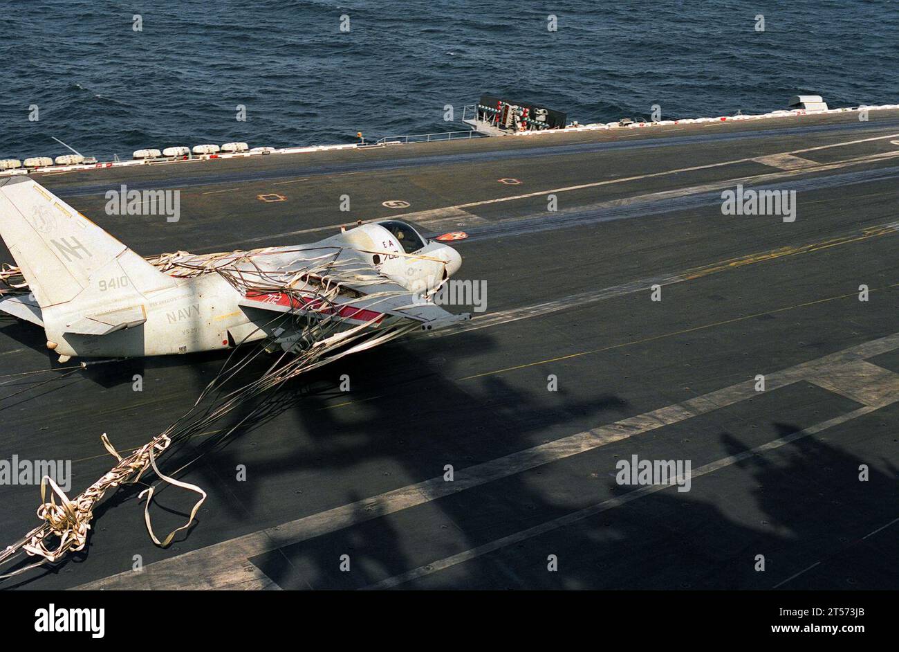 US Navy DN-SC-93-04873 S-3A Viking emergency landing USS Abraham ...