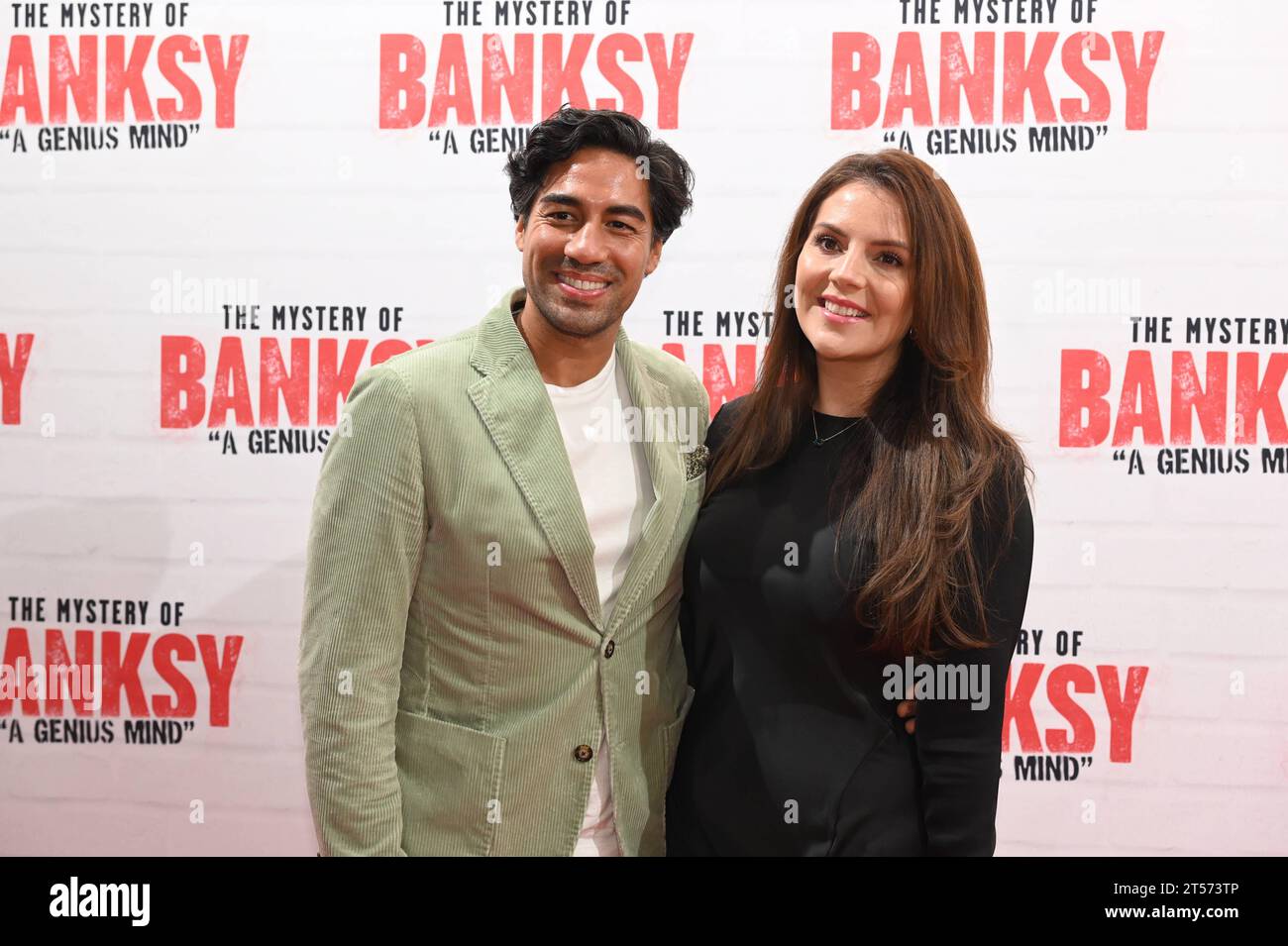 Nic Shanker und seine Ehefrau Janina kommt zur Ausstellungseröffnung ...