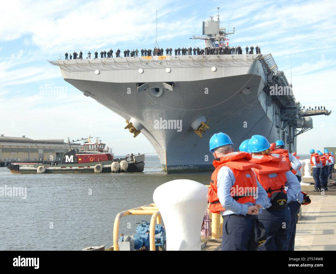 US Navy Line handlers prepare for the arrival of the multi-purpose ...