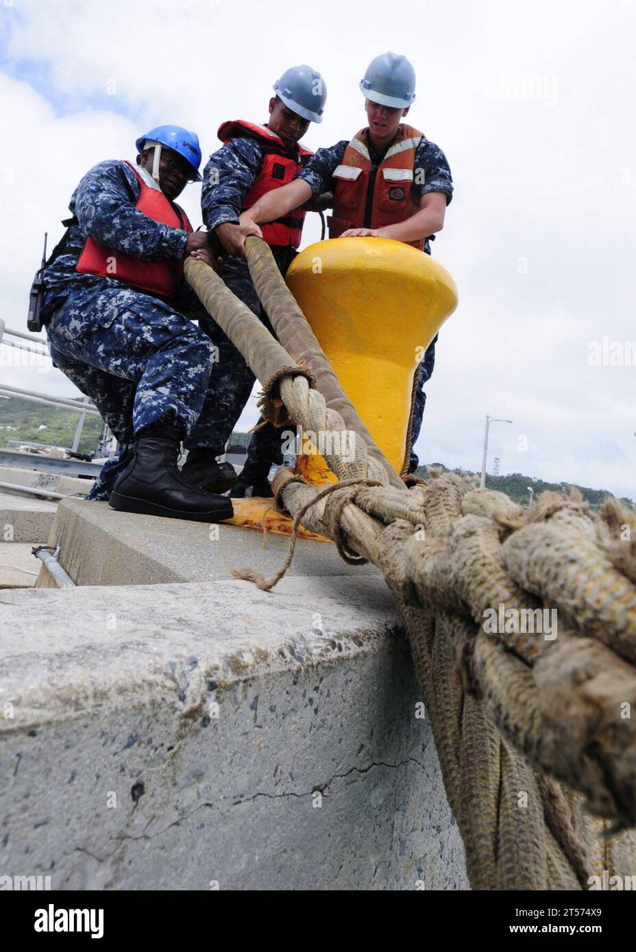 US Navy Line handlers secure the forward-deployed amphibious assault ...