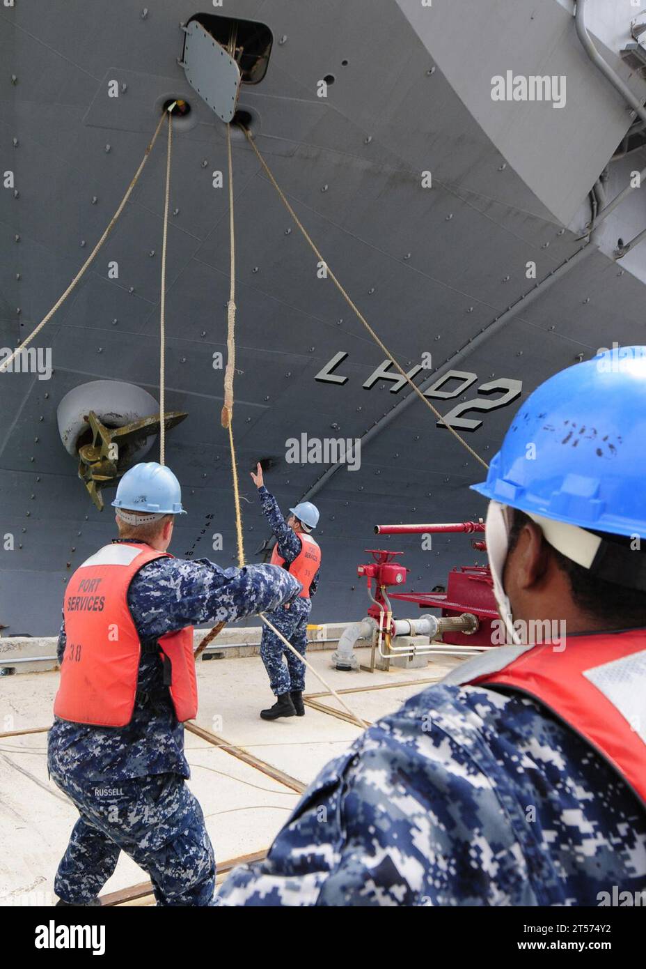 US Navy Line handlers secure the forward-deployed amphibious assault ...