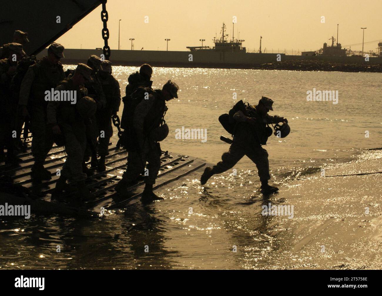 Landing craft unit 1635 hi-res stock photography and images - Alamy