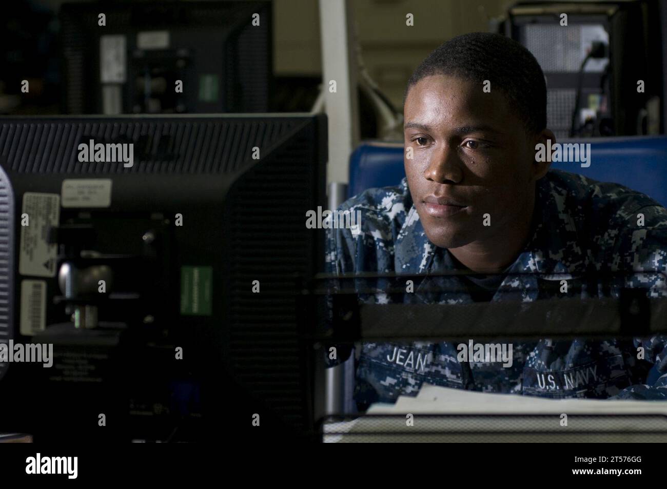 Us navy personnel hi-res stock photography and images - Alamy