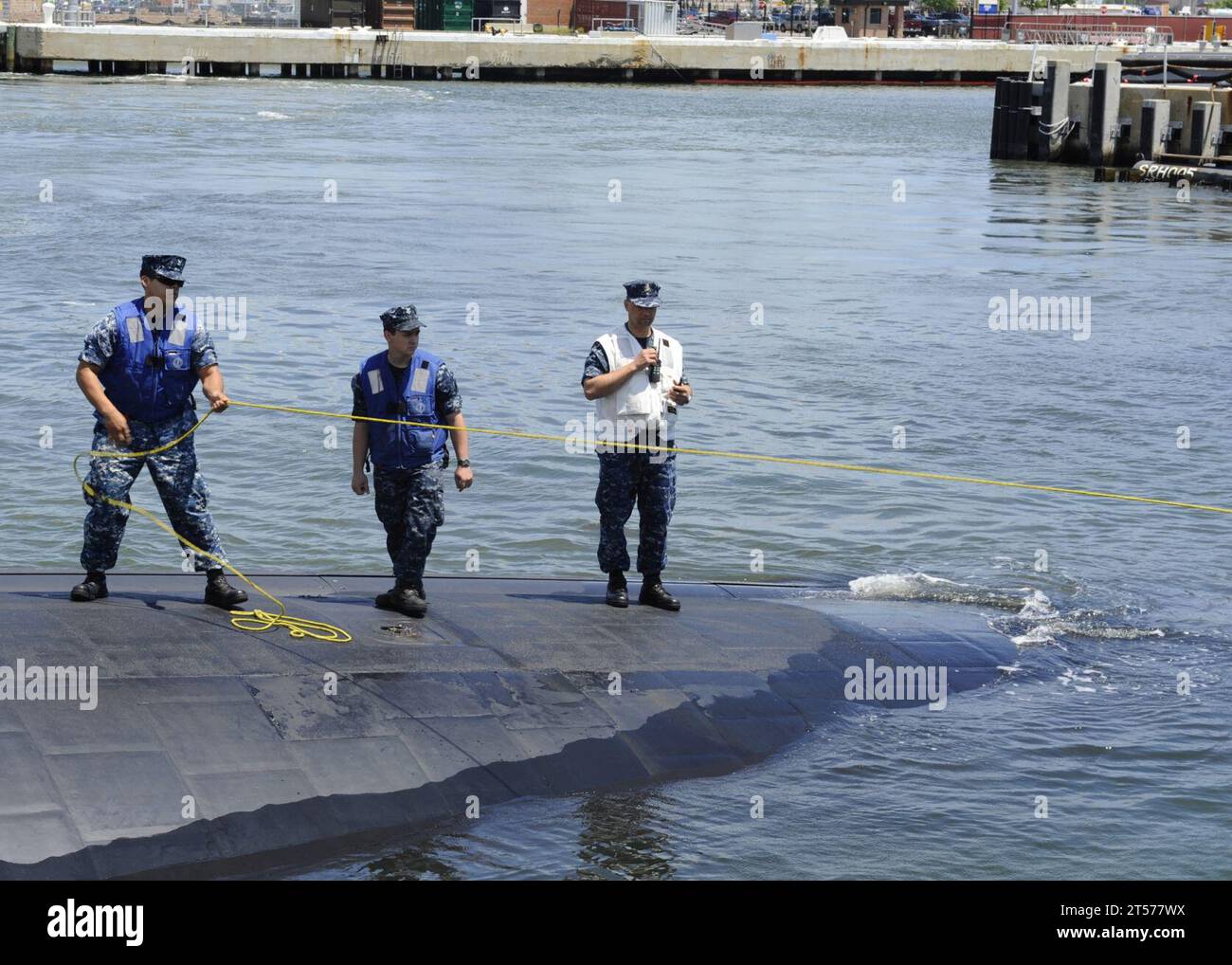 US Navy Sailors aboard the Los Angeles-class attack submarine USS ...