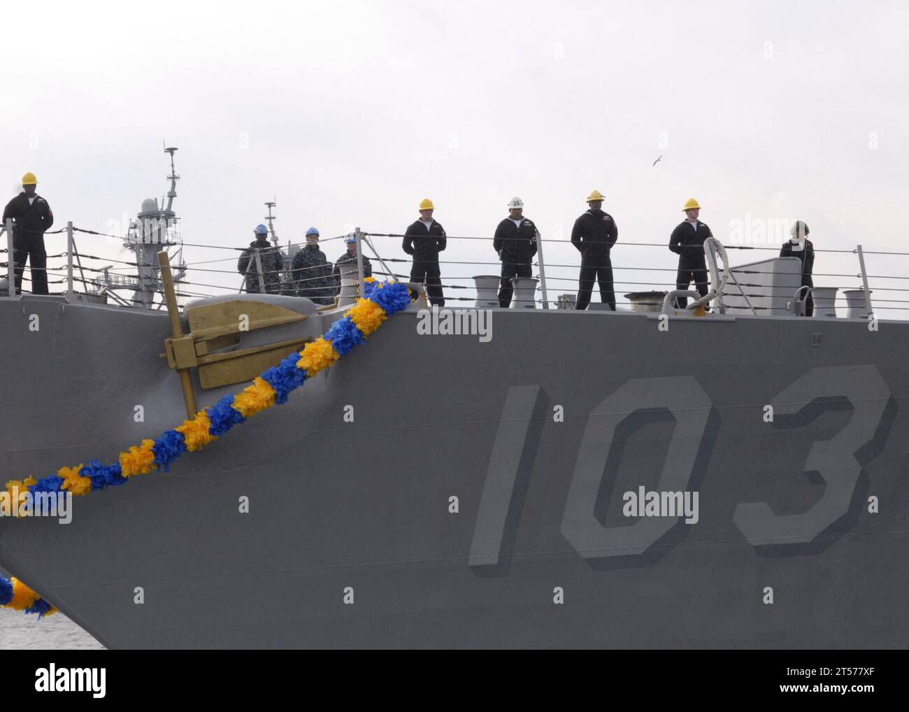 US Navy Sailors aboard the guided-missile destroyer USS Truxtun (DDG ...