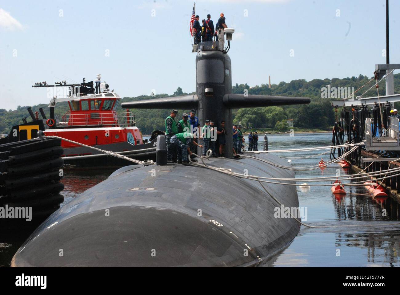US Navy Sailors aboard the Los Angeles-class attack submarine USS ...