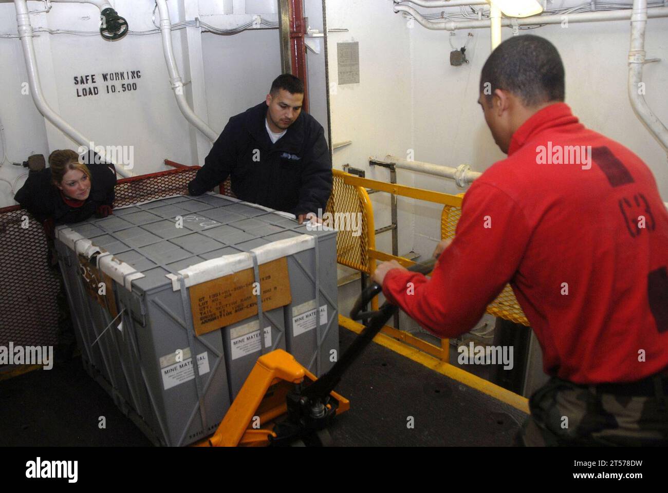 US Navy Sailors assigned to the aircraft carrier USS Nimitz (CVN 68 ...